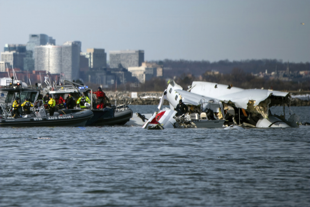 Boats return to the Potomac River for DC plane crash recovery and ...